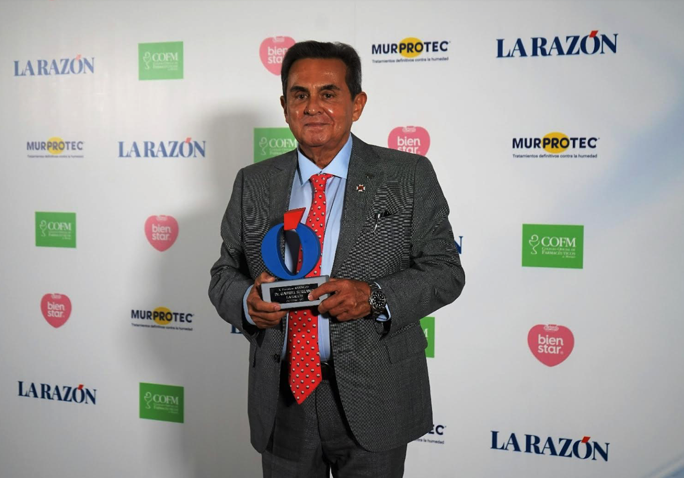 El Dr. Gabriel Serrano premiado nuevamente por el diario La Razón ...